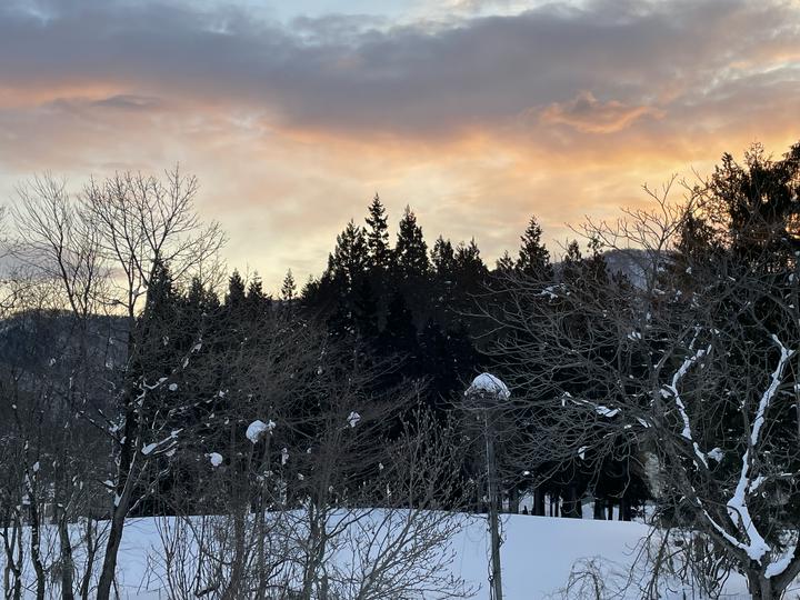 日曜日の朝焼けを見ながら、今日やることを考える。 ... | Red | PostPrime