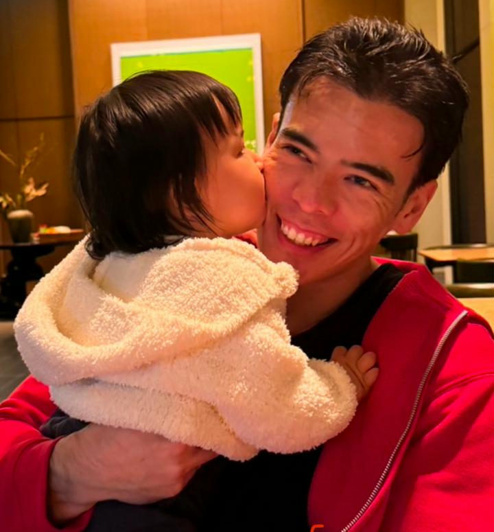 Kiss from my daughter | Dan Takahashi | PostPrime