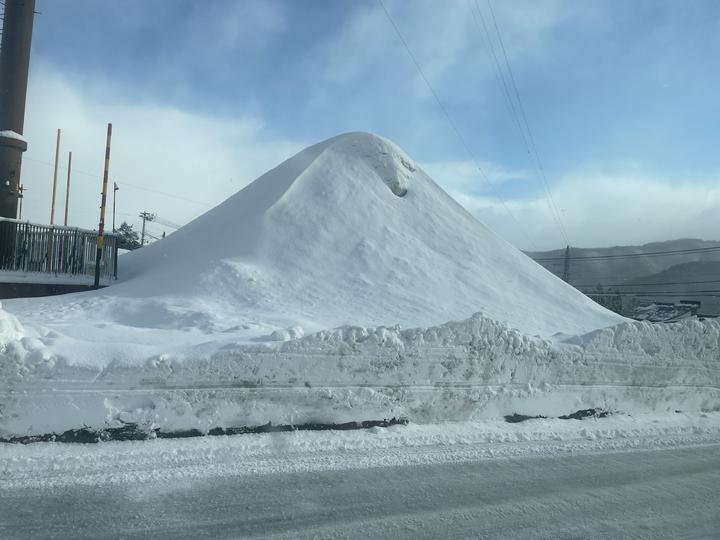 毎年出現する雪山 今日も素敵なフレッシュな空気の朝 ... | Red | PostPrime