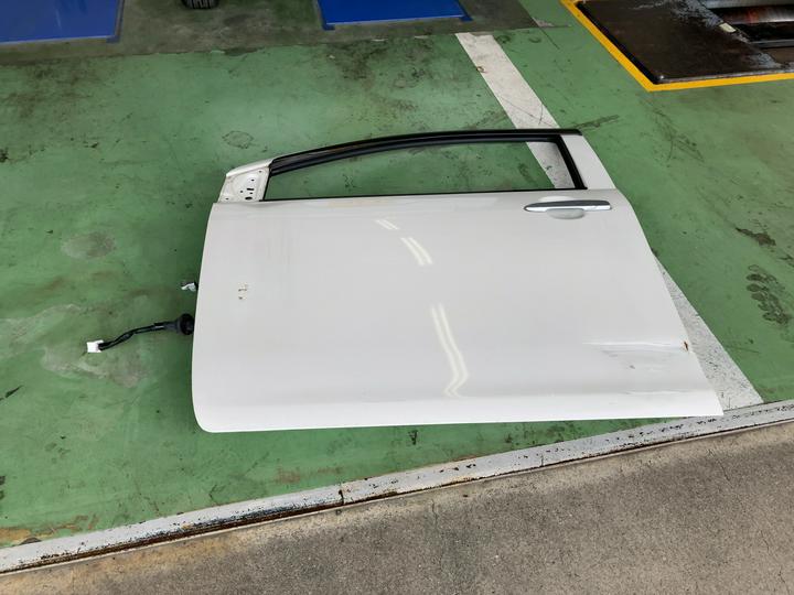 パネルぶった切ってる横でドア交換中 | Nao | PostPrime