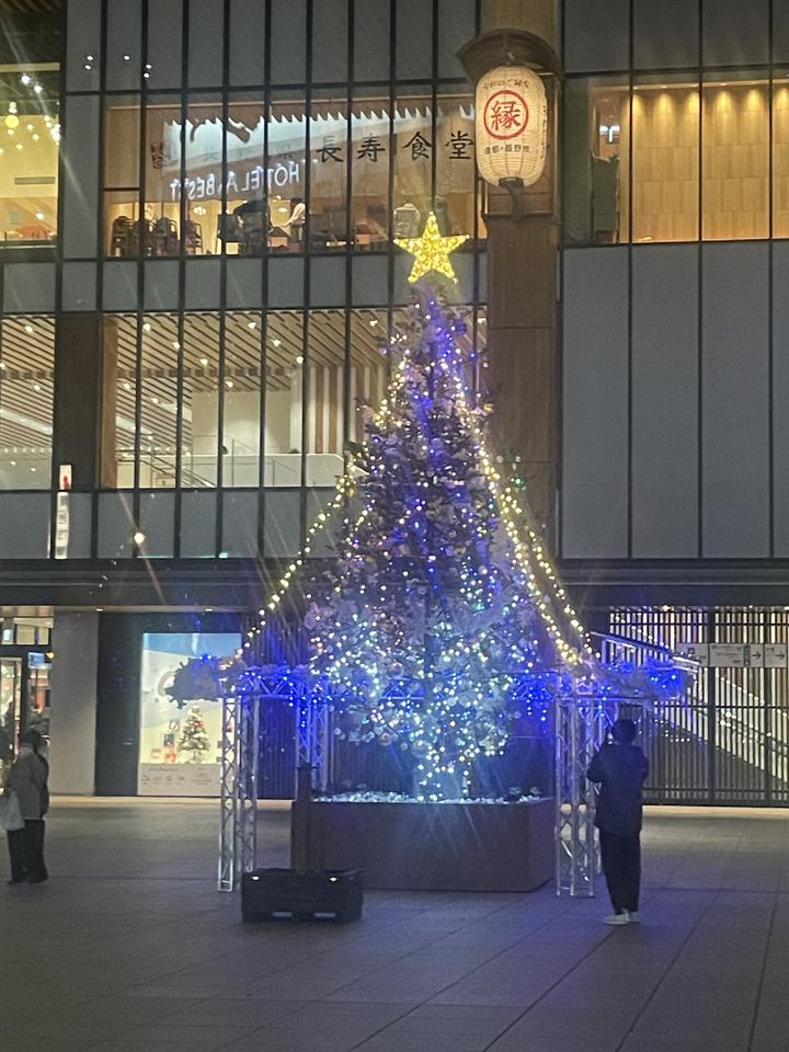 うちの最寄り駅は真っ暗だけど、ここはクリスマスツリーやらライ ... | Red | PostPrime