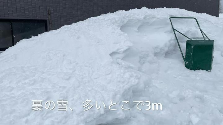 昨日は雨が降って、雪が柔らかくなっていたので、家の裏の雪を少 ... | Red | PostPrime